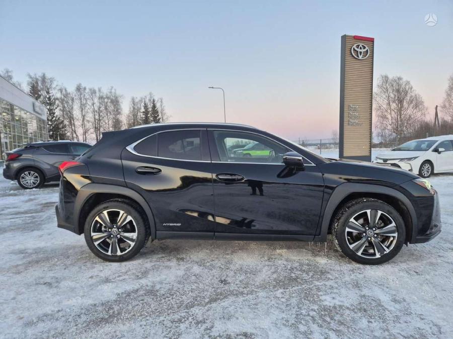 Black Lexus UX 250h 2020 in Panevezys, with an engine capacity of 1.99 L and mileage of 86 thousand km for 21900 €, photo 4 on AUTOMOTO.COM.LV