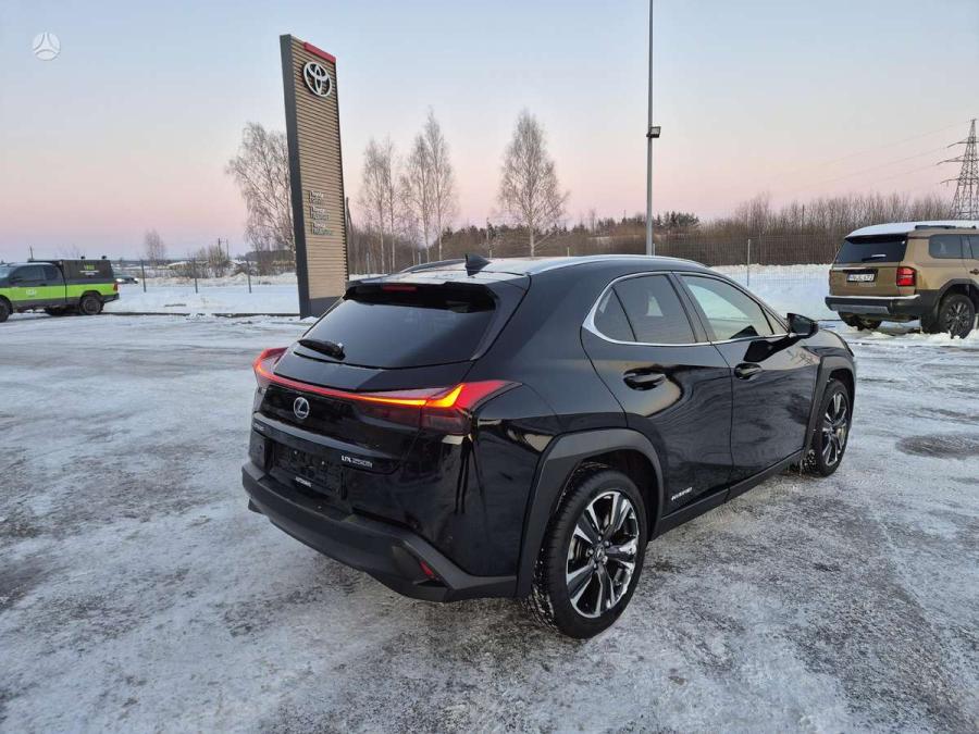 Black Lexus UX 250h 2020 in Panevezys, with an engine capacity of 1.99 L and mileage of 86 thousand km for 21900 €, photo 5 on AUTOMOTO.COM.LV
