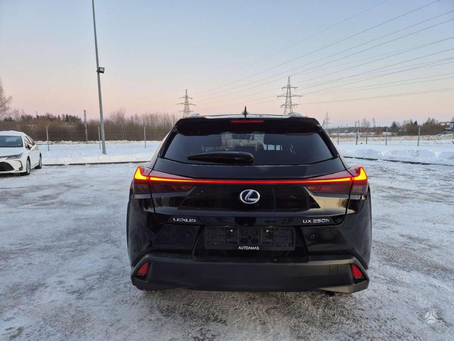 Black Lexus UX 250h 2020 in Panevezys, with an engine capacity of 1.99 L and mileage of 86 thousand km for 21900 €, photo 6 on AUTOMOTO.COM.LV