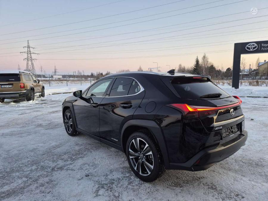 Black Lexus UX 250h 2020 in Panevezys, with an engine capacity of 1.99 L and mileage of 86 thousand km for 21900 €, photo 7 on AUTOMOTO.COM.LV