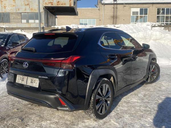 Black Lexus UX 250h 2020 in Vilnius, with an engine capacity of 1.99 L and mileage of 135 thousand km for 22800 €, photo 9 on AUTOMOTO.COM.LV