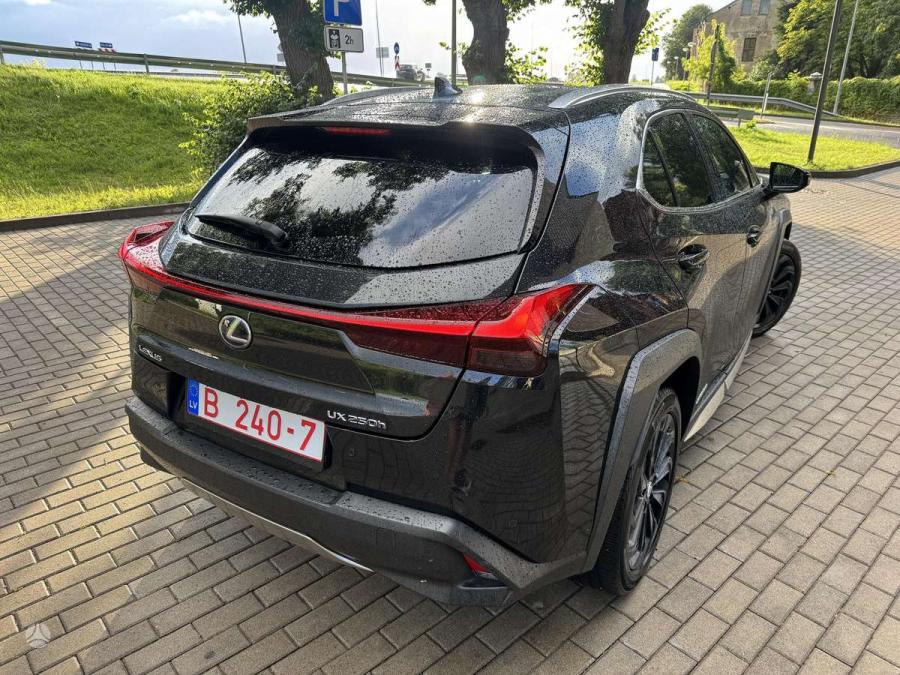 Melns Lexus UX 250h 2020 Daugavpils, ar dzinēja tilpumu 1.99 L un nobraukumu 131 tūkst. km par 21299 €, foto 5 vietnē AUTOMOTO.COM.LV