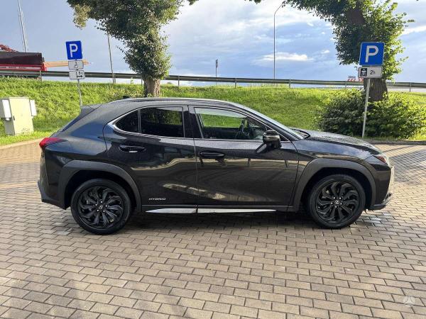 Melns Lexus UX 250h 2020 Daugavpils, ar dzinēja tilpumu 1.99 L un nobraukumu 131 tūkst. km par 21299 €, foto 7 vietnē AUTOMOTO.COM.LV