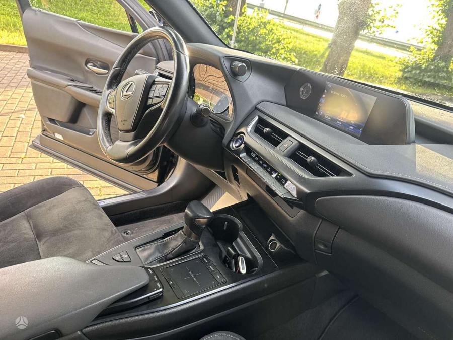 Melns Lexus UX 250h 2020 Daugavpils, ar dzinēja tilpumu 1.99 L un nobraukumu 131 tūkst. km par 21299 €, foto 19 vietnē AUTOMOTO.COM.LV