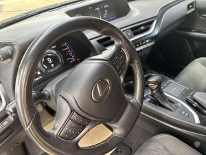 Melns Lexus UX 250h 2020 Daugavpils, ar dzinēja tilpumu 1.99 L un nobraukumu 131 tūkst. km par 21299 €, foto 22 vietnē AUTOMOTO.COM.LV