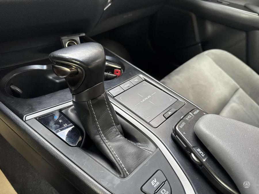 Melns Lexus UX 250h 2020 Daugavpils, ar dzinēja tilpumu 1.99 L un nobraukumu 131 tūkst. km par 21299 €, foto 30 vietnē AUTOMOTO.COM.LV