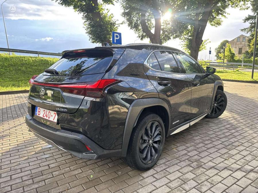 Melns Lexus UX 250h 2020 Daugavpils, ar dzinēja tilpumu 1.99 L un nobraukumu 131 tūkst. km par 21299 €, foto 44 vietnē AUTOMOTO.COM.LV