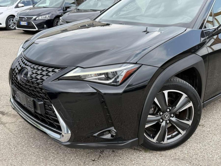 Melns Lexus UX 250h 2020 Viļņa, ar dzinēja tilpumu 2.00 L un nobraukumu 72 tūkst. km par 23000 €, foto 4 vietnē AUTOMOTO.COM.LV