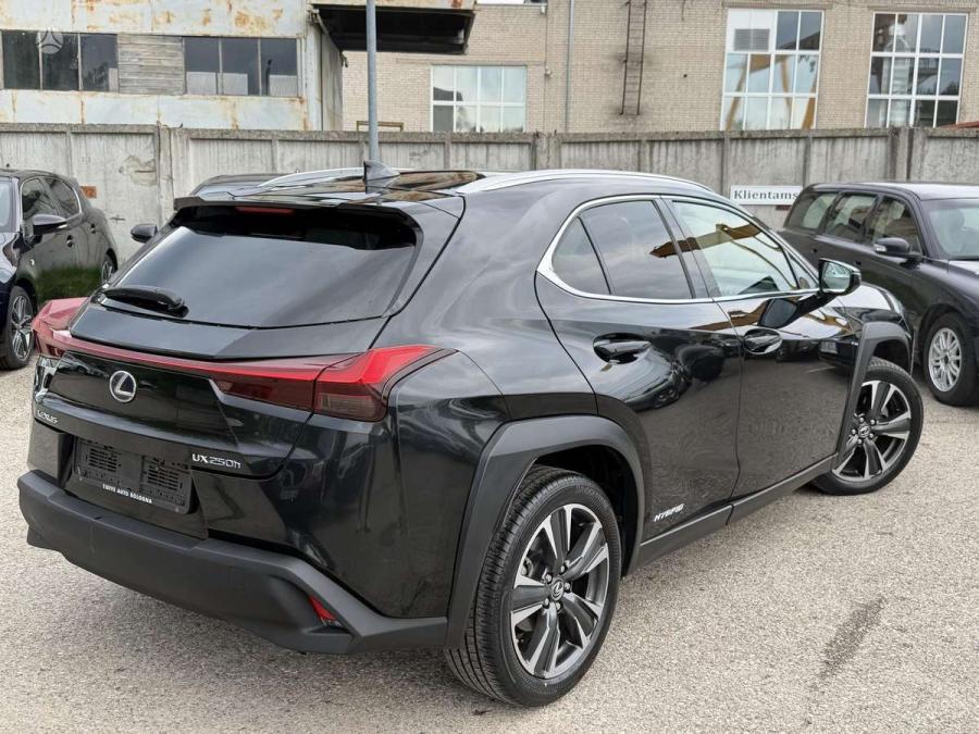 Melns Lexus UX 250h 2020 Viļņa, ar dzinēja tilpumu 2.00 L un nobraukumu 72 tūkst. km par 23000 €, foto 8 vietnē AUTOMOTO.COM.LV