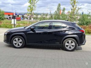 Melns Lexus UX 250h 2020 Viļņa, ar dzinēja tilpumu 2.00 L un nobraukumu 130 tūkst. km par 19500 €, foto 3 vietnē AUTOMOTO.COM.LV