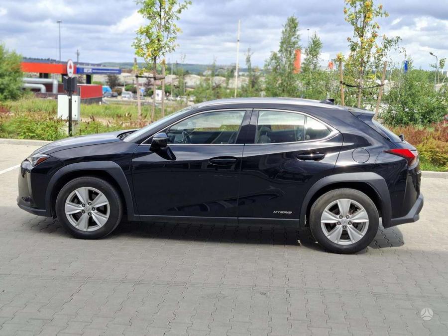 Melns Lexus UX 250h 2020 Viļņa, ar dzinēja tilpumu 2.00 L un nobraukumu 130 tūkst. km par 19500 €, foto 3 vietnē AUTOMOTO.COM.LV