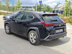 Melns Lexus UX 250h 2020 Viļņa, ar dzinēja tilpumu 2.00 L un nobraukumu 130 tūkst. km par 19500 €, foto 4 vietnē AUTOMOTO.COM.LV