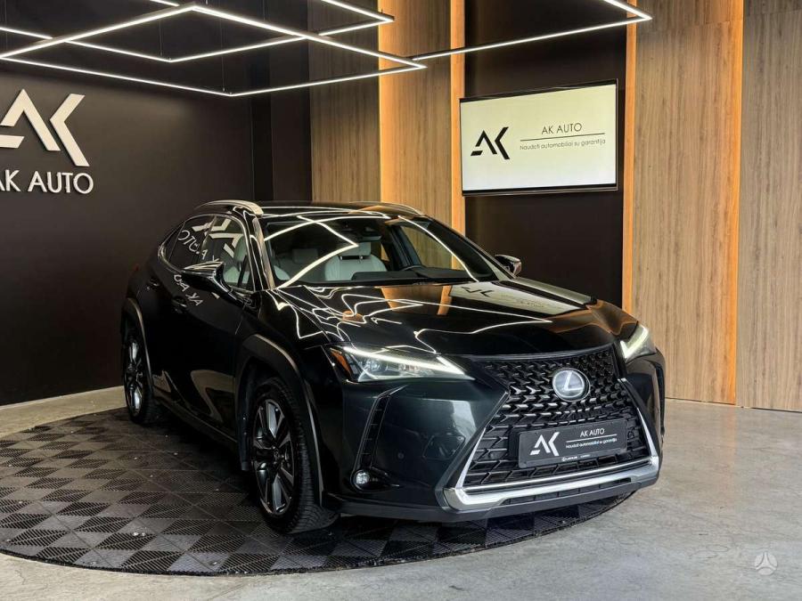 Black Lexus UX 250h 2020 in Kaunas, with an engine capacity of 1.98 L and mileage of 110 thousand km for 24390 €, photo 4 on AUTOMOTO.COM.LV