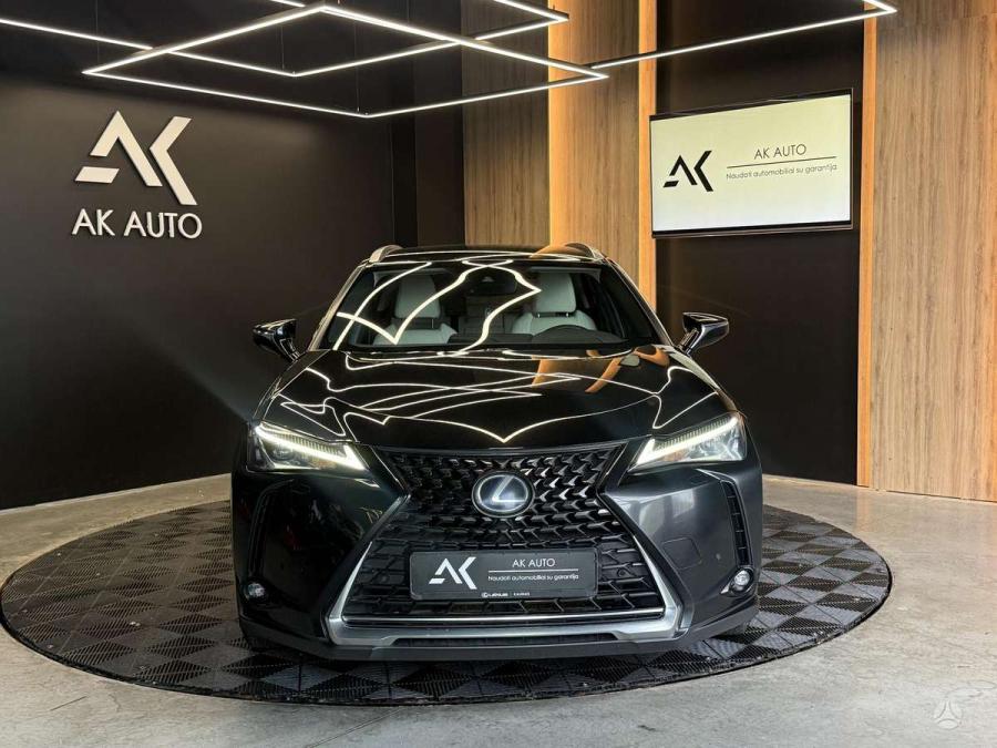 Black Lexus UX 250h 2020 in Kaunas, with an engine capacity of 1.98 L and mileage of 110 thousand km for 24390 €, photo 5 on AUTOMOTO.COM.LV