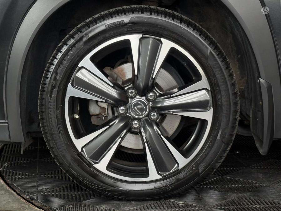 Black Lexus UX 250h 2020 in Kaunas, with an engine capacity of 1.98 L and mileage of 110 thousand km for 24390 €, photo 8 on AUTOMOTO.COM.LV