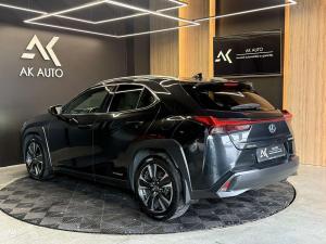 Black Lexus UX 250h 2020 in Kaunas, with an engine capacity of 1.98 L and mileage of 110 thousand km for 24390 €, photo 9 on AUTOMOTO.COM.LV