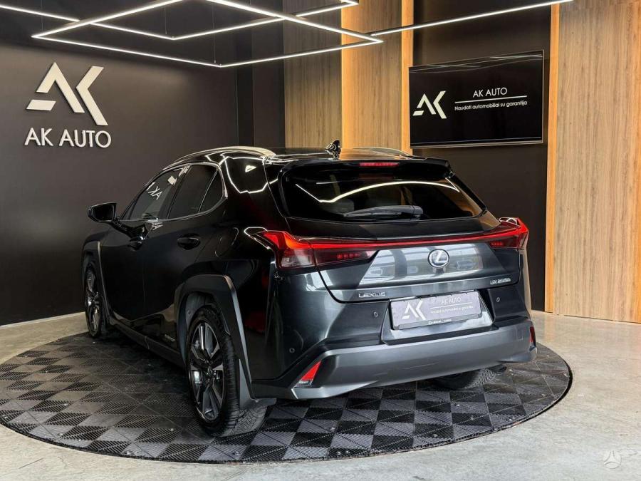 Black Lexus UX 250h 2020 in Kaunas, with an engine capacity of 1.98 L and mileage of 110 thousand km for 24390 €, photo 10 on AUTOMOTO.COM.LV