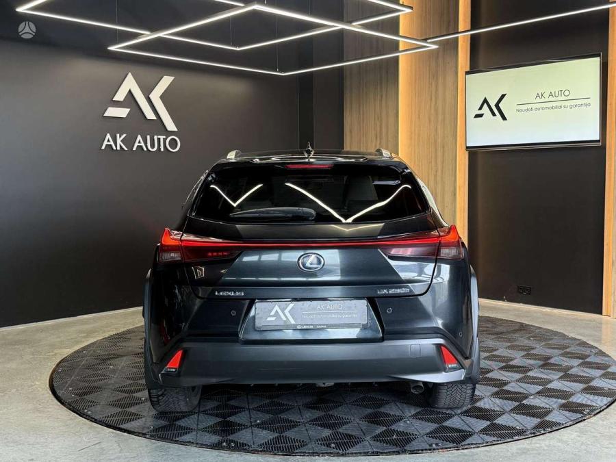 Black Lexus UX 250h 2020 in Kaunas, with an engine capacity of 1.98 L and mileage of 110 thousand km for 24390 €, photo 11 on AUTOMOTO.COM.LV