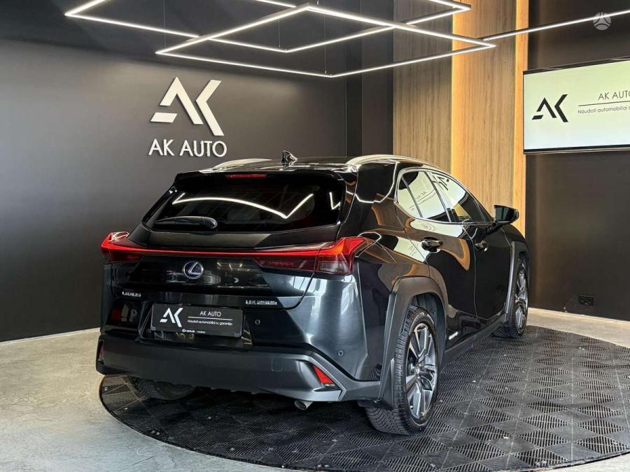 Black Lexus UX 250h 2020 in Kaunas, with an engine capacity of 1.98 L and mileage of 110 thousand km for 24390 €, photo 12 on AUTOMOTO.COM.LV