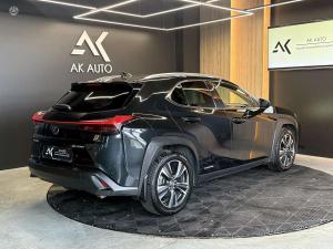 Black Lexus UX 250h 2020 in Kaunas, with an engine capacity of 1.98 L and mileage of 110 thousand km for 24390 €, photo 13 on AUTOMOTO.COM.LV