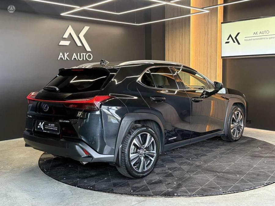 Black Lexus UX 250h 2020 in Kaunas, with an engine capacity of 1.98 L and mileage of 110 thousand km for 24390 €, photo 13 on AUTOMOTO.COM.LV