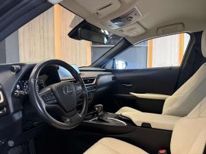 Black Lexus UX 250h 2020 in Kaunas, with an engine capacity of 1.98 L and mileage of 110 thousand km for 24390 €, photo 14 on AUTOMOTO.COM.LV