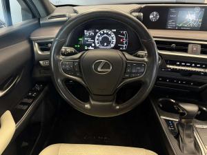 Black Lexus UX 250h 2020 in Kaunas, with an engine capacity of 1.98 L and mileage of 110 thousand km for 24390 €, photo 16 on AUTOMOTO.COM.LV
