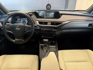 Black Lexus UX 250h 2020 in Kaunas, with an engine capacity of 1.98 L and mileage of 110 thousand km for 24390 €, photo 17 on AUTOMOTO.COM.LV