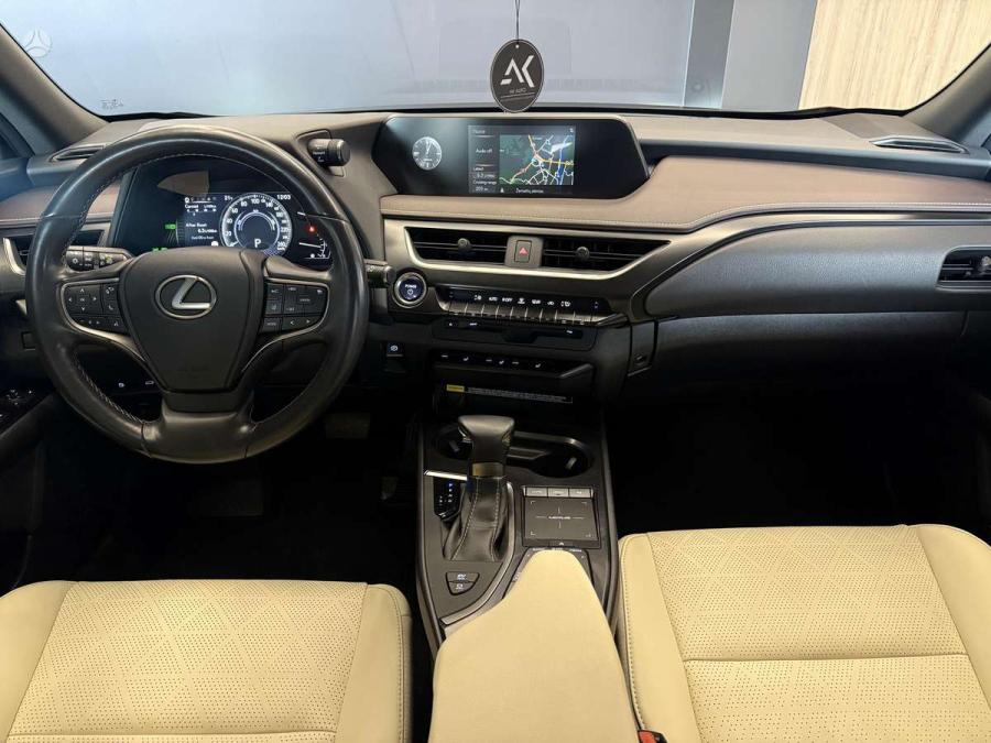 Black Lexus UX 250h 2020 in Kaunas, with an engine capacity of 1.98 L and mileage of 110 thousand km for 24390 €, photo 17 on AUTOMOTO.COM.LV