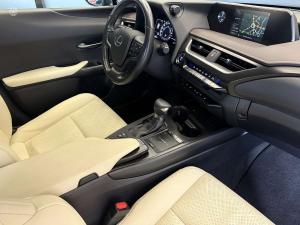 Black Lexus UX 250h 2020 in Kaunas, with an engine capacity of 1.98 L and mileage of 110 thousand km for 24390 €, photo 18 on AUTOMOTO.COM.LV