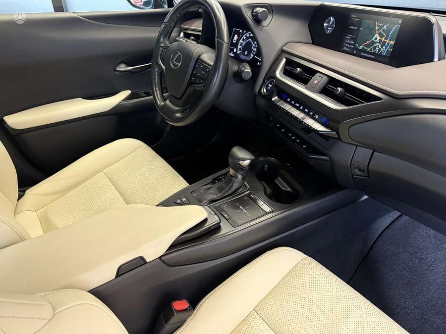 Black Lexus UX 250h 2020 in Kaunas, with an engine capacity of 1.98 L and mileage of 110 thousand km for 24390 €, photo 18 on AUTOMOTO.COM.LV