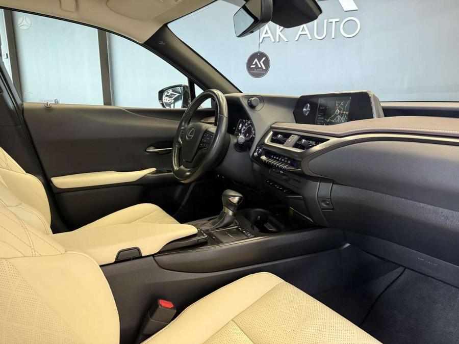 Black Lexus UX 250h 2020 in Kaunas, with an engine capacity of 1.98 L and mileage of 110 thousand km for 24390 €, photo 19 on AUTOMOTO.COM.LV