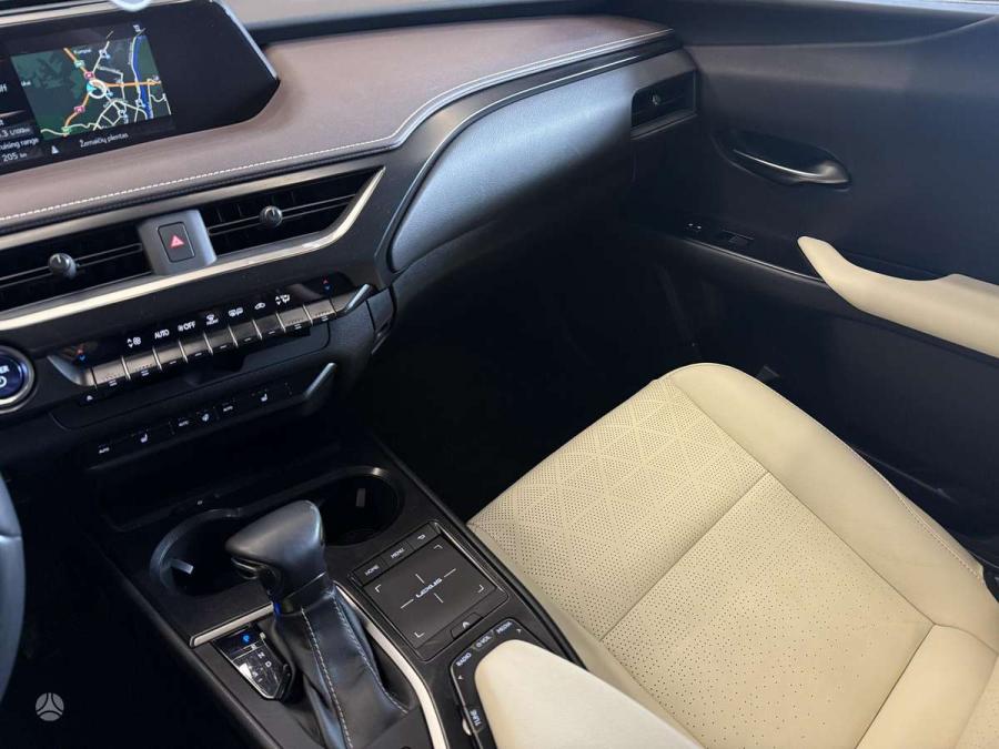 Black Lexus UX 250h 2020 in Kaunas, with an engine capacity of 1.98 L and mileage of 110 thousand km for 24390 €, photo 20 on AUTOMOTO.COM.LV
