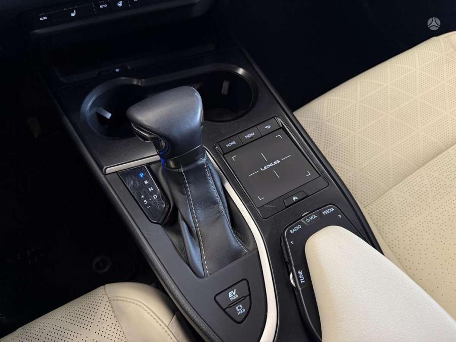 Black Lexus UX 250h 2020 in Kaunas, with an engine capacity of 1.98 L and mileage of 110 thousand km for 24390 €, photo 21 on AUTOMOTO.COM.LV