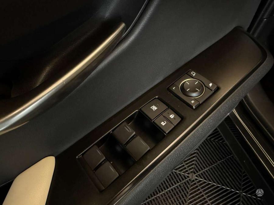 Black Lexus UX 250h 2020 in Kaunas, with an engine capacity of 1.98 L and mileage of 110 thousand km for 24390 €, photo 23 on AUTOMOTO.COM.LV