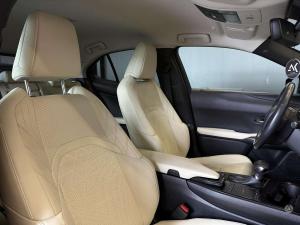 Black Lexus UX 250h 2020 in Kaunas, with an engine capacity of 1.98 L and mileage of 110 thousand km for 24390 €, photo 25 on AUTOMOTO.COM.LV