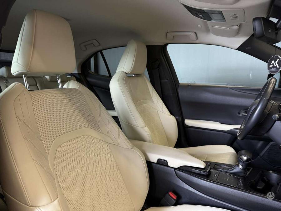 Black Lexus UX 250h 2020 in Kaunas, with an engine capacity of 1.98 L and mileage of 110 thousand km for 24390 €, photo 25 on AUTOMOTO.COM.LV