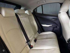 Black Lexus UX 250h 2020 in Kaunas, with an engine capacity of 1.98 L and mileage of 110 thousand km for 24390 €, photo 26 on AUTOMOTO.COM.LV