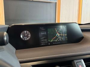 Black Lexus UX 250h 2020 in Kaunas, with an engine capacity of 1.98 L and mileage of 110 thousand km for 24390 €, photo 31 on AUTOMOTO.COM.LV