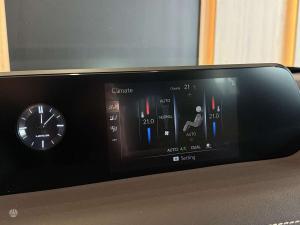 Black Lexus UX 250h 2020 in Kaunas, with an engine capacity of 1.98 L and mileage of 110 thousand km for 24390 €, photo 32 on AUTOMOTO.COM.LV