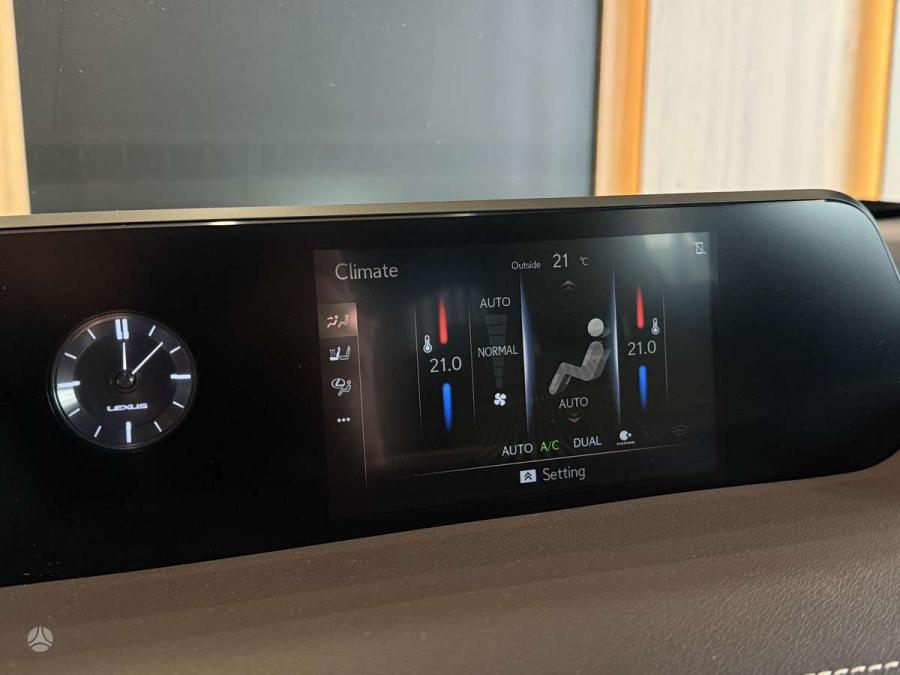 Black Lexus UX 250h 2020 in Kaunas, with an engine capacity of 1.98 L and mileage of 110 thousand km for 24390 €, photo 32 on AUTOMOTO.COM.LV