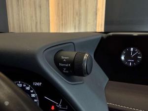 Black Lexus UX 250h 2020 in Kaunas, with an engine capacity of 1.98 L and mileage of 110 thousand km for 24390 €, photo 35 on AUTOMOTO.COM.LV