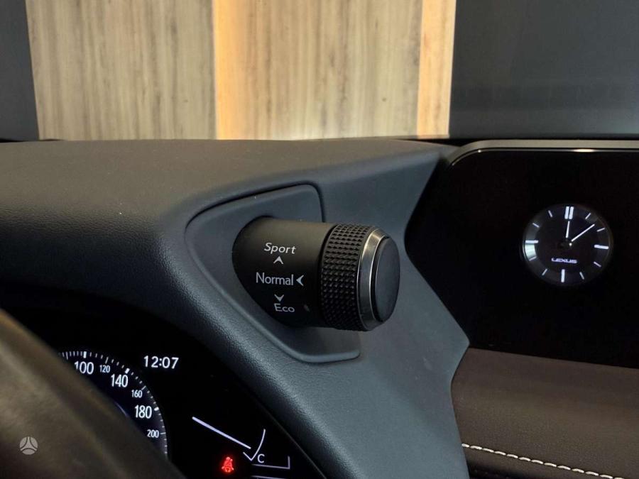 Black Lexus UX 250h 2020 in Kaunas, with an engine capacity of 1.98 L and mileage of 110 thousand km for 24390 €, photo 35 on AUTOMOTO.COM.LV
