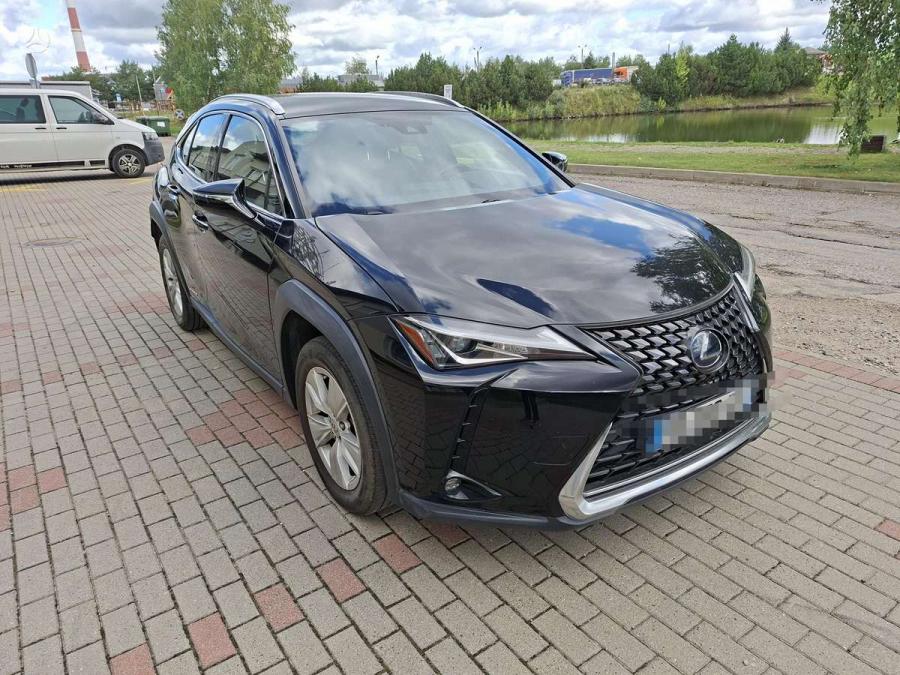 Black Lexus UX 250h 2020 in Vilnius, with an engine capacity of 2.00 L and mileage of 130 thousand km for 18700 €, photo 1 on AUTOMOTO.COM.LV