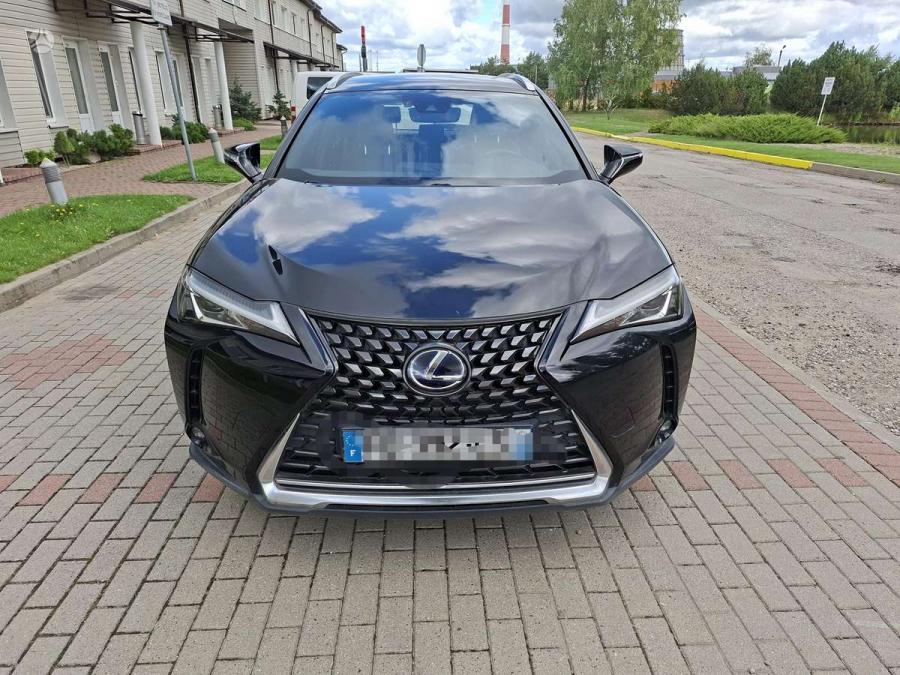 Black Lexus UX 250h 2020 in Vilnius, with an engine capacity of 2.00 L and mileage of 130 thousand km for 18700 €, photo 3 on AUTOMOTO.COM.LV