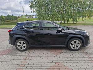 Black Lexus UX 250h 2020 in Vilnius, with an engine capacity of 2.00 L and mileage of 130 thousand km for 18700 €, photo 4 on AUTOMOTO.COM.LV