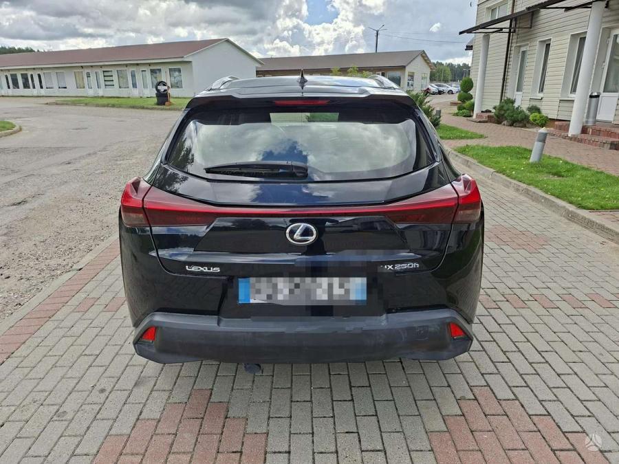 Black Lexus UX 250h 2020 in Vilnius, with an engine capacity of 2.00 L and mileage of 130 thousand km for 18700 €, photo 6 on AUTOMOTO.COM.LV