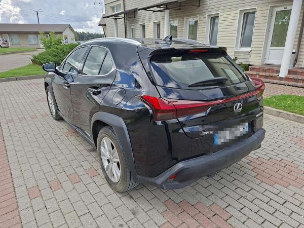 Black Lexus UX 250h 2020 in Vilnius, with an engine capacity of 2.00 L and mileage of 130 thousand km for 18700 €, photo 7 on AUTOMOTO.COM.LV