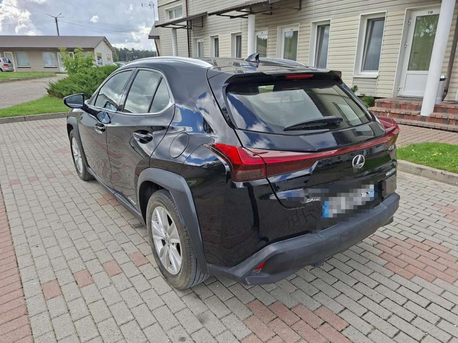 Black Lexus UX 250h 2020 in Vilnius, with an engine capacity of 2.00 L and mileage of 130 thousand km for 18700 €, photo 7 on AUTOMOTO.COM.LV