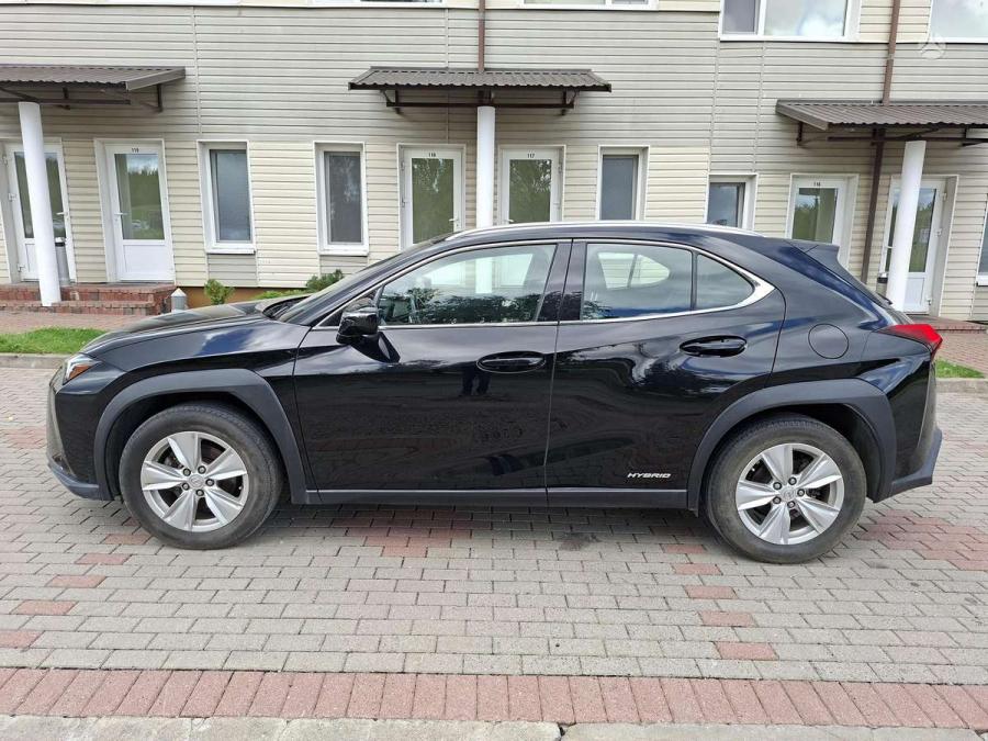 Black Lexus UX 250h 2020 in Vilnius, with an engine capacity of 2.00 L and mileage of 130 thousand km for 18700 €, photo 8 on AUTOMOTO.COM.LV